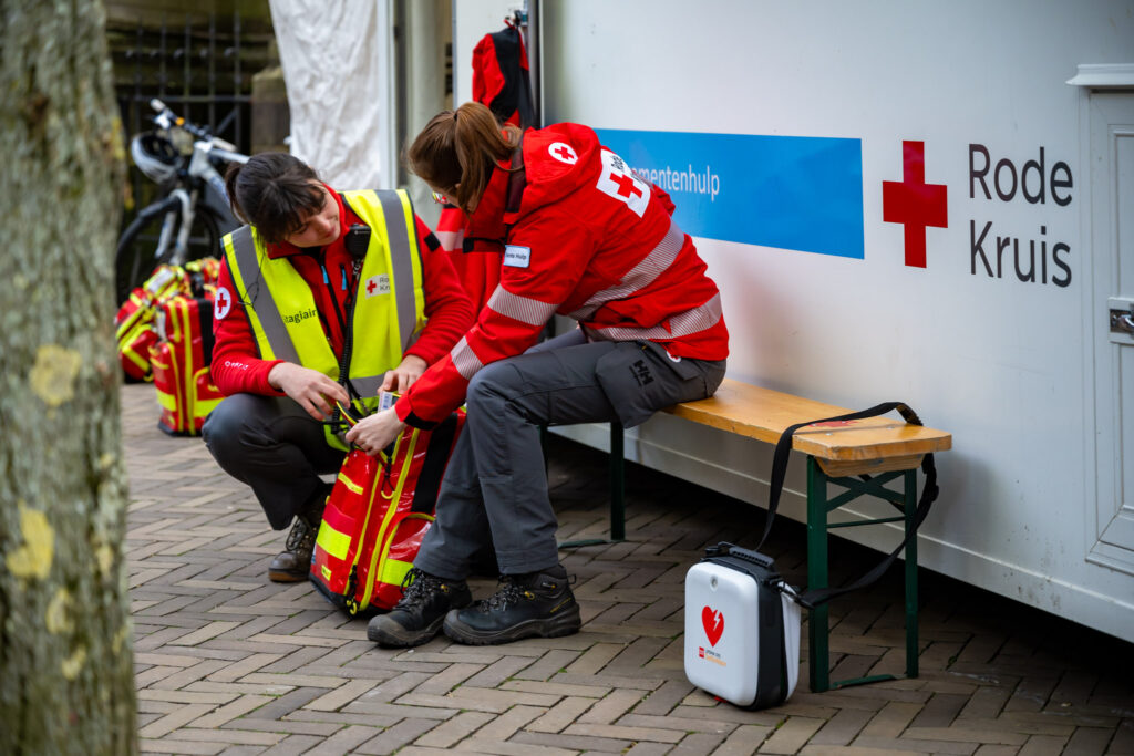 Een zomer vol evenementen: hier zie je ons eerste hulp verlenen in Gooi ...
