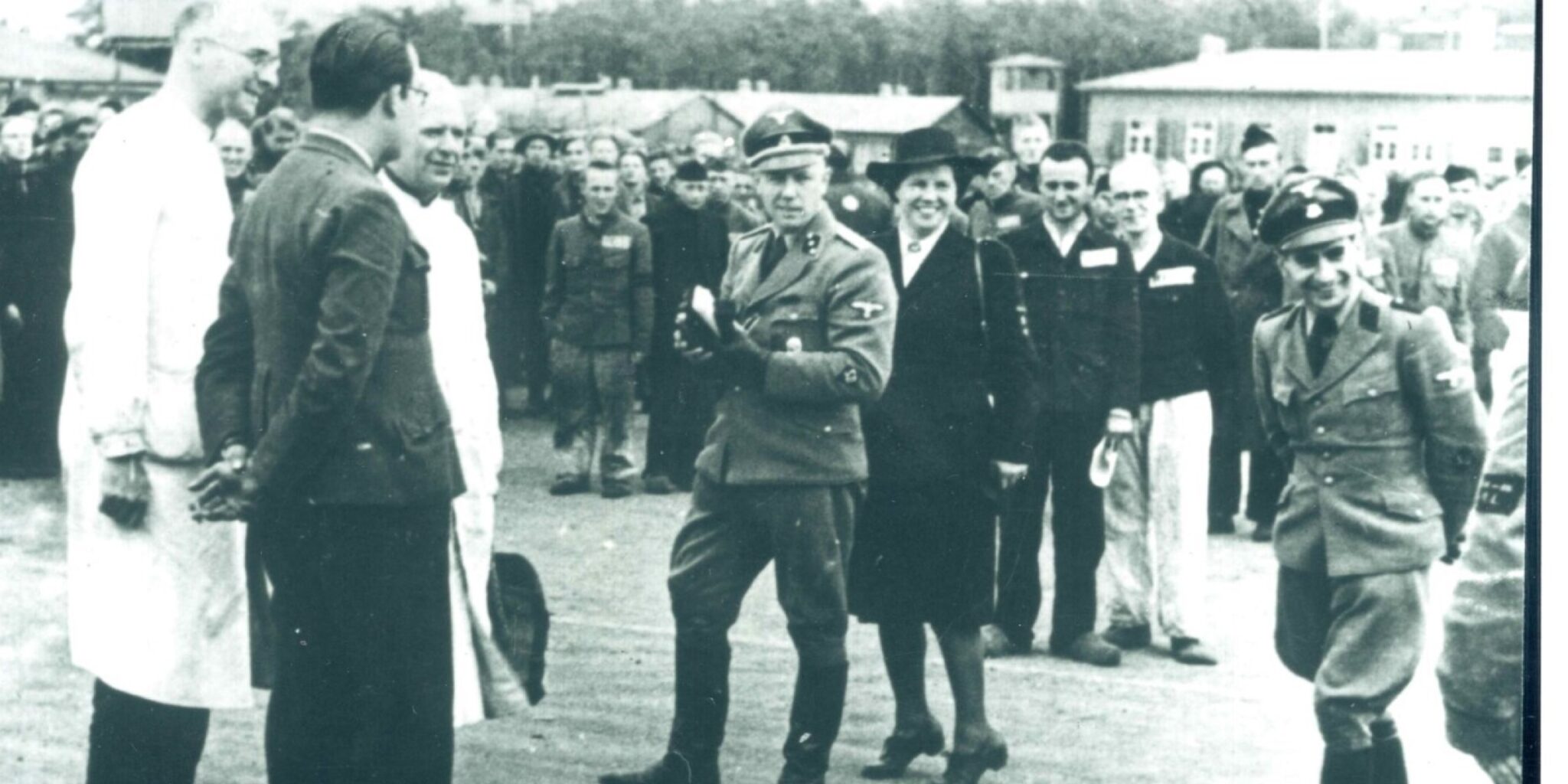 Herdenken bij Kamp Amersfoort: 80 jaar na de overdracht aan het Rode Kruis - Rode Kruis Midden ...