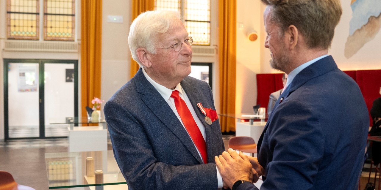 Rode Kruis vrijwilliger Jaap Waverijn ontvangt Medaille van Verdienste ...