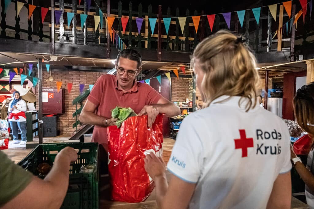 Rode Kruis: meer dan 1500 boodschappenmaatjes in twee weken - Rode Kruis Nederland