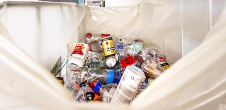 Statiegeld inzamelen en doneren aan het Rode Kruis