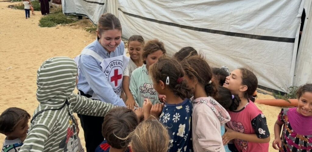 "In Gaza is het lijden is onbeschrijfelijk” - Sarah van het Rode Kruis